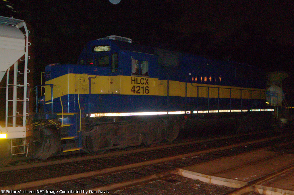 HLCX GP40-2 4216 trails on Q417-10